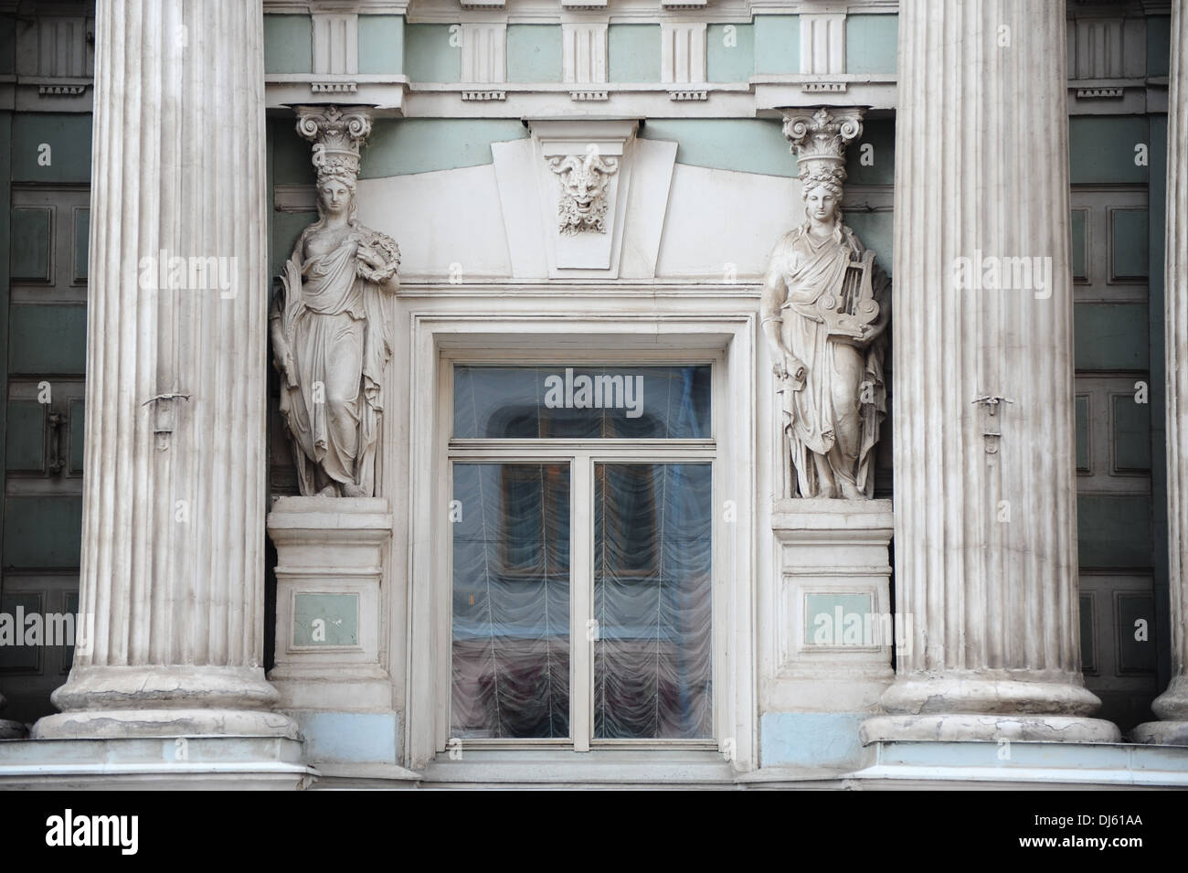 Window columns sculpture detail hi-res stock photography and images - Alamy