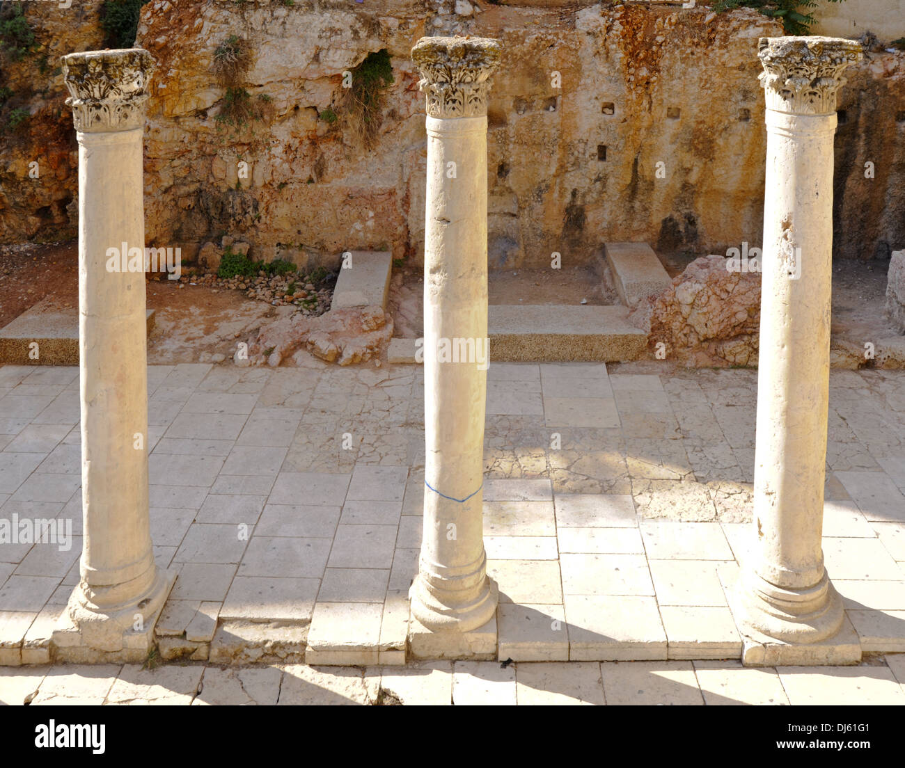 Broken stone columns hi-res stock photography and images - Alamy
