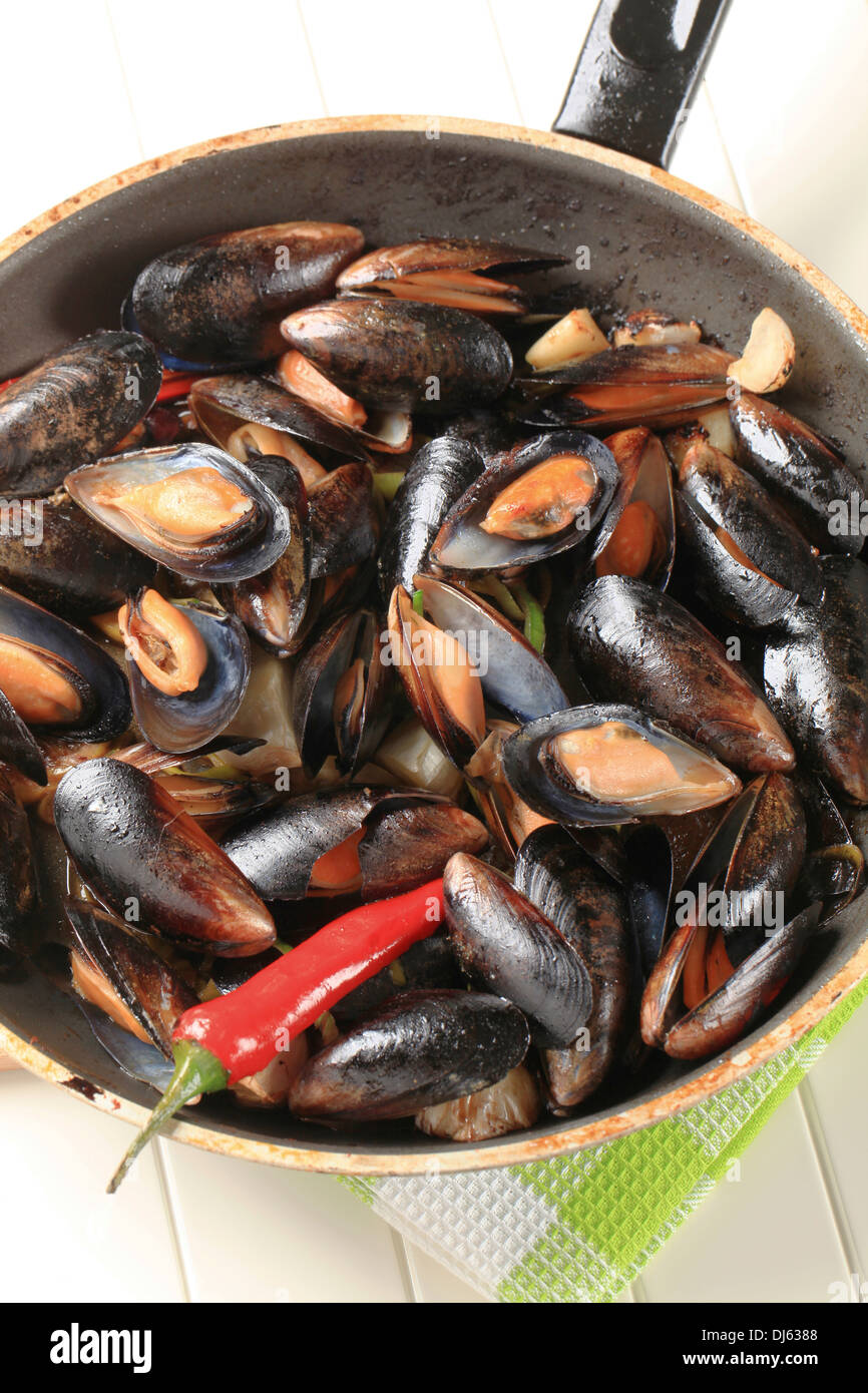 Steamed mussels in a pan Stock Photo - Alamy