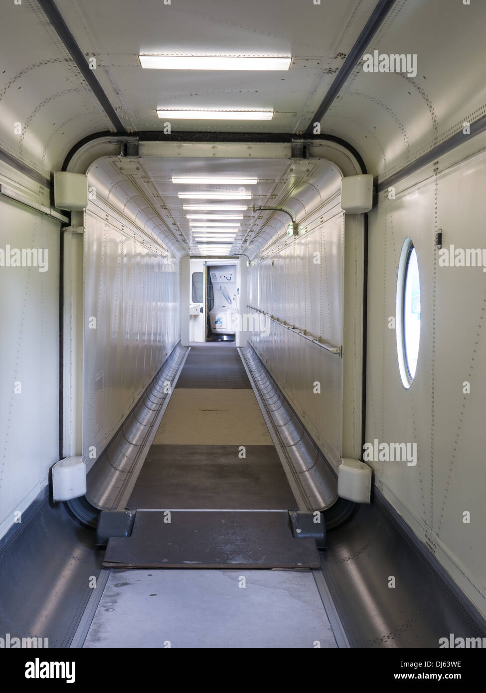 Jetway connecting terminal plane hi-res stock photography and images ...