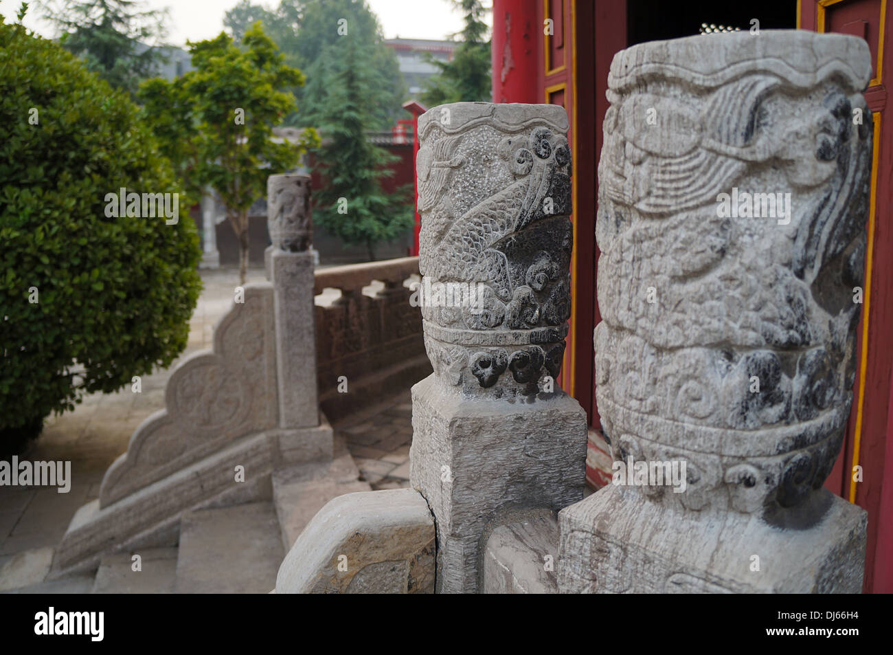 China temple steps hi-res stock photography and images - Alamy