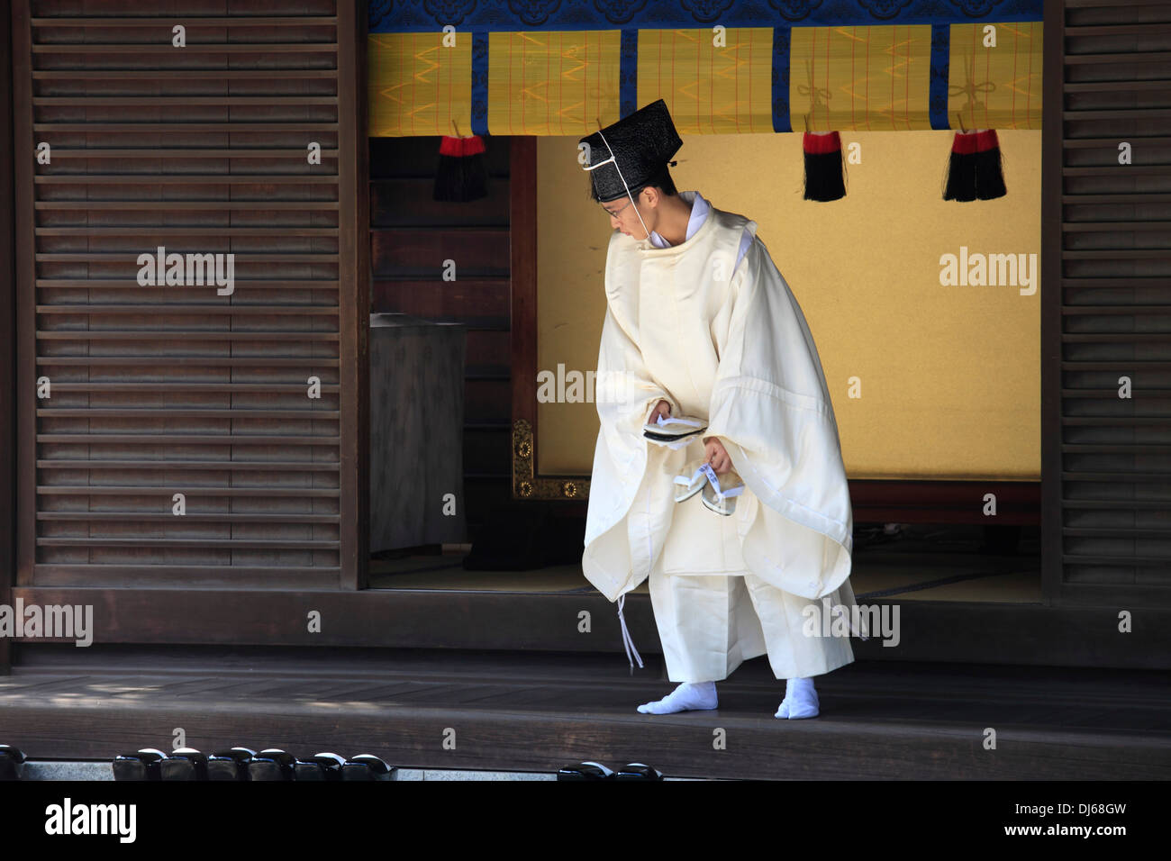 Japan, Tokyo, Meiji Jingu Shrine, shinto priest Stock Photo - Alamy
