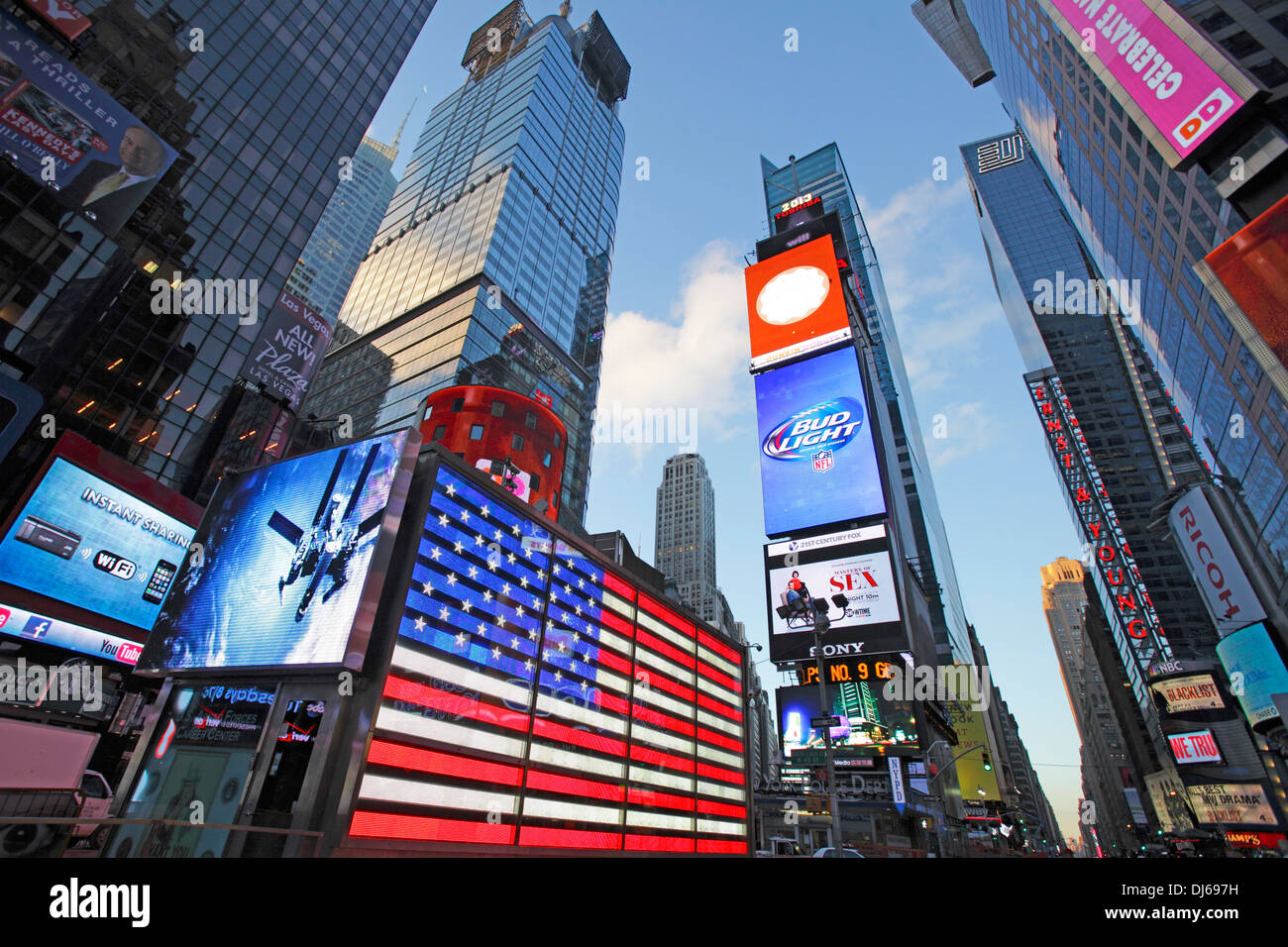 Time square skyscrapers hi-res stock photography and images - Alamy