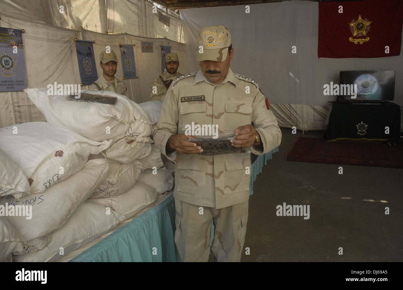 Karachi, Pakistan. 22nd Nov, 2013. Anti Narcotic Force official showing ...