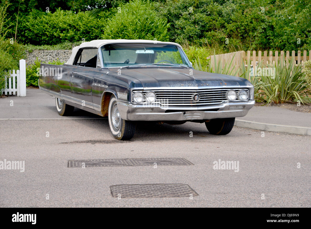 untidy 1964 Buick Electra 225 classic American car Stock Photo - Alamy