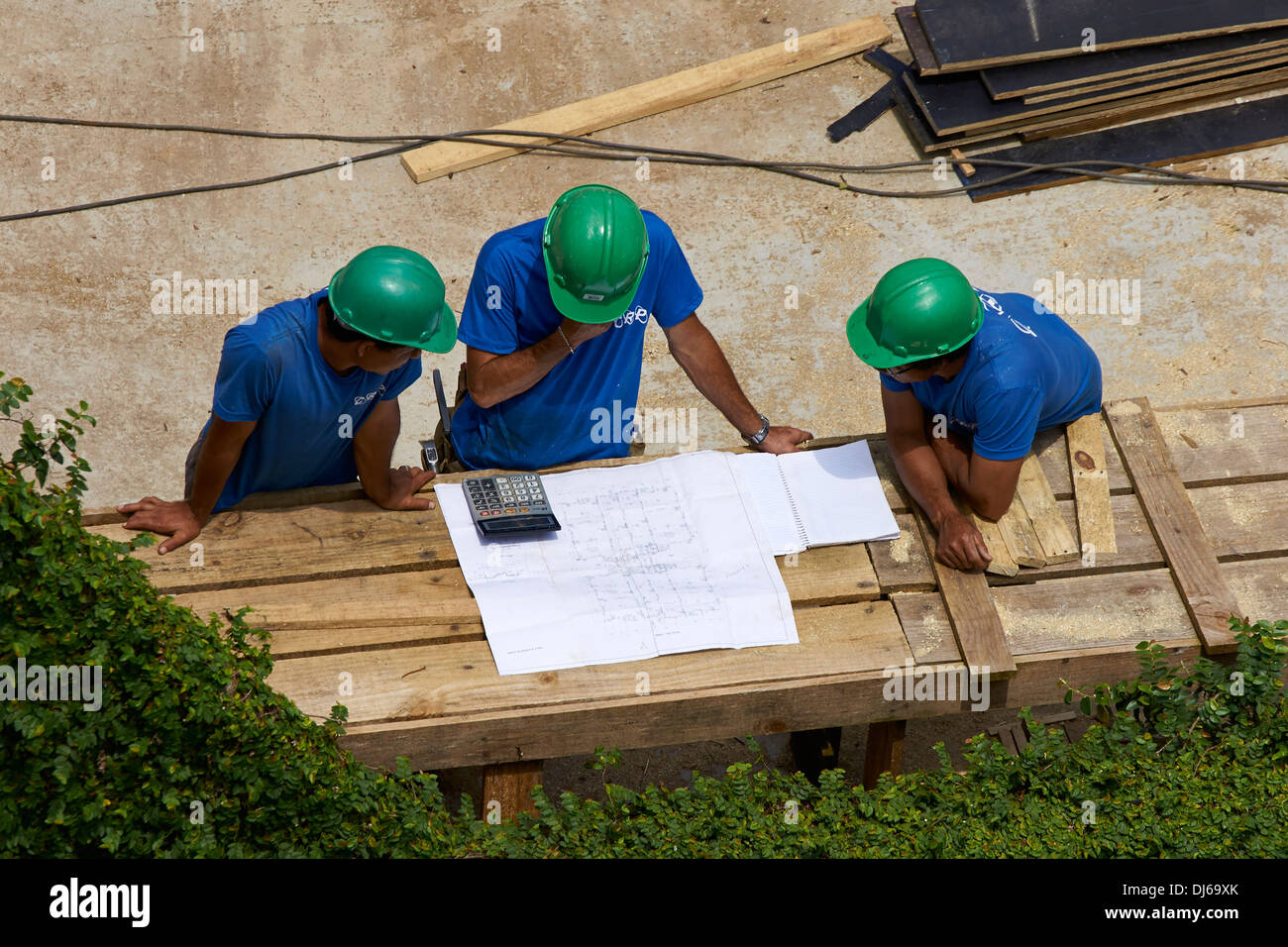 Construction workers checking plans hi-res stock photography and images ...