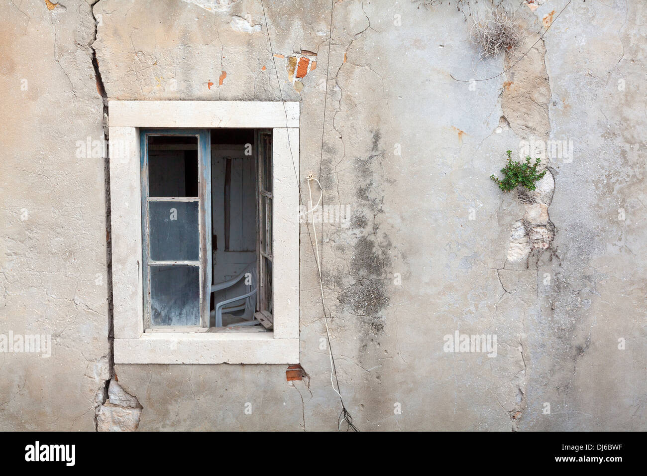 Cracked window hi-res stock photography and images - Alamy