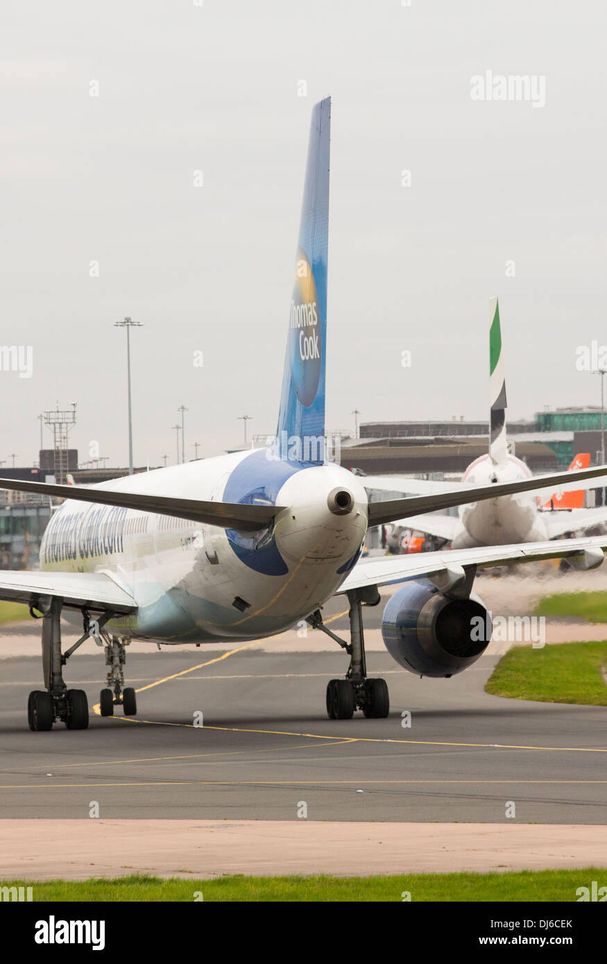 Planes manchester airport hi-res stock photography and images - Alamy