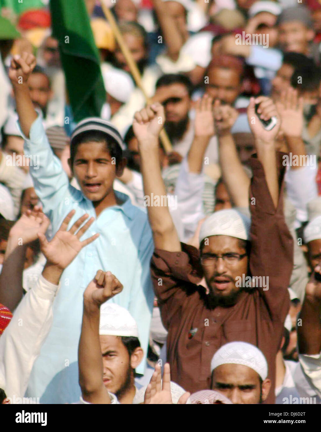 Karachi, Pakistan. 22nd Nov, 2013. Supporters of Pakistani Sunni Muslim ...
