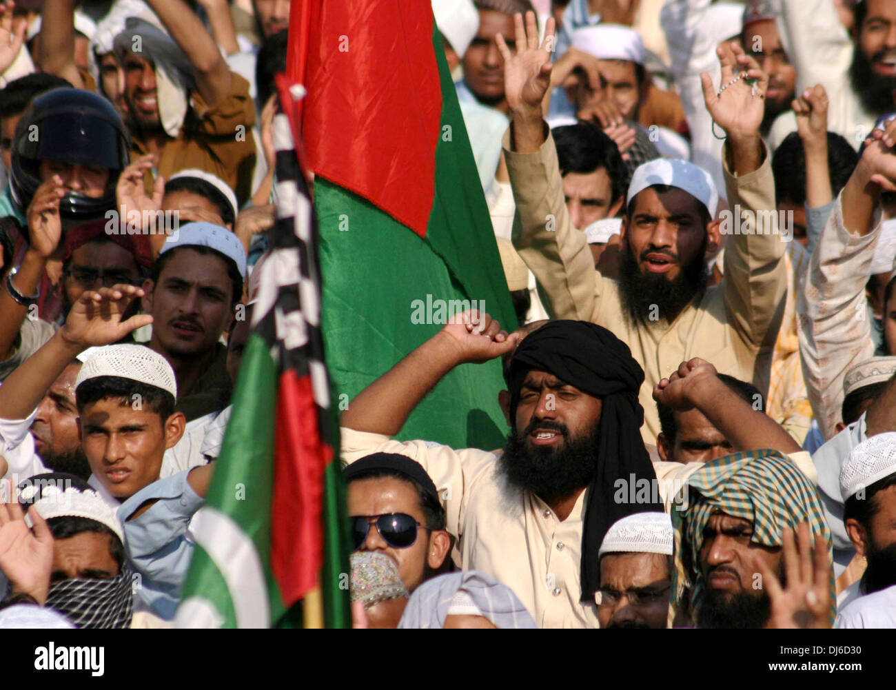 Karachi, Pakistan. 22nd Nov, 2013. Supporters of Pakistani Sunni Muslim ...