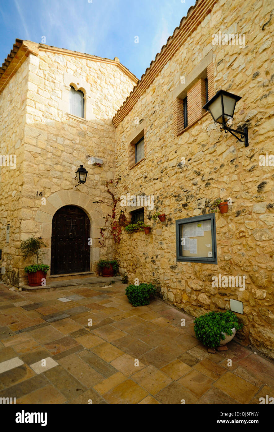 Front door stone cottage hi-res stock photography and images - Alamy