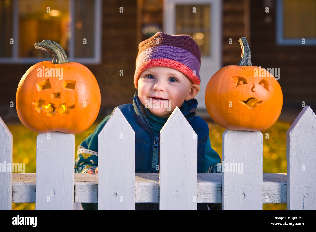 Head stuck in fence child hi-res stock photography and images - Alamy