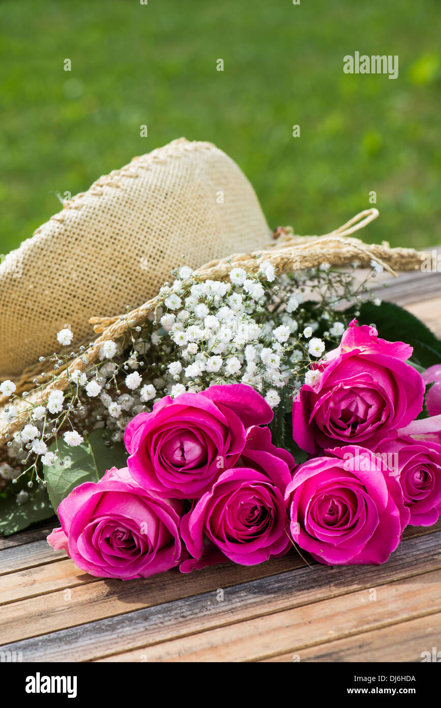 Roses and gypsophila hi-res stock photography and images - Alamy