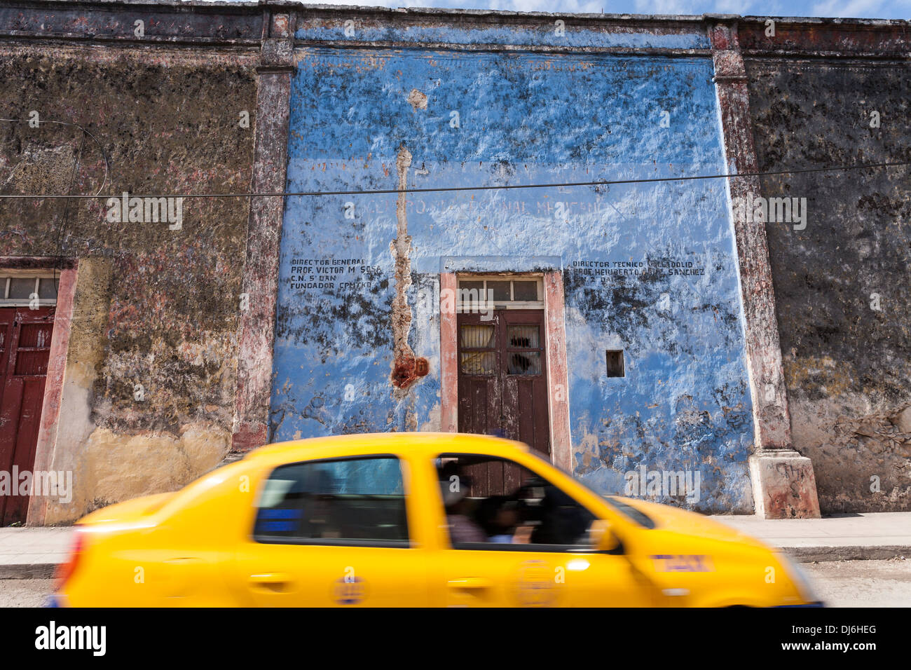 Blue and yellow taxi hi-res stock photography and images - Alamy