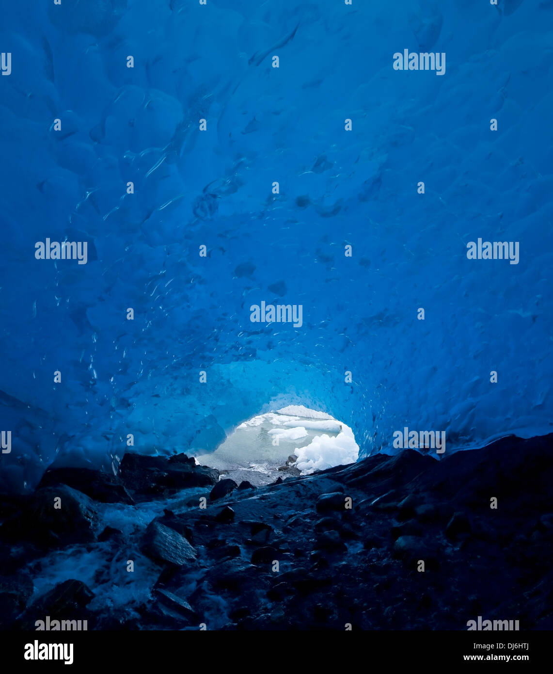 Small cave entrance hi-res stock photography and images - Alamy