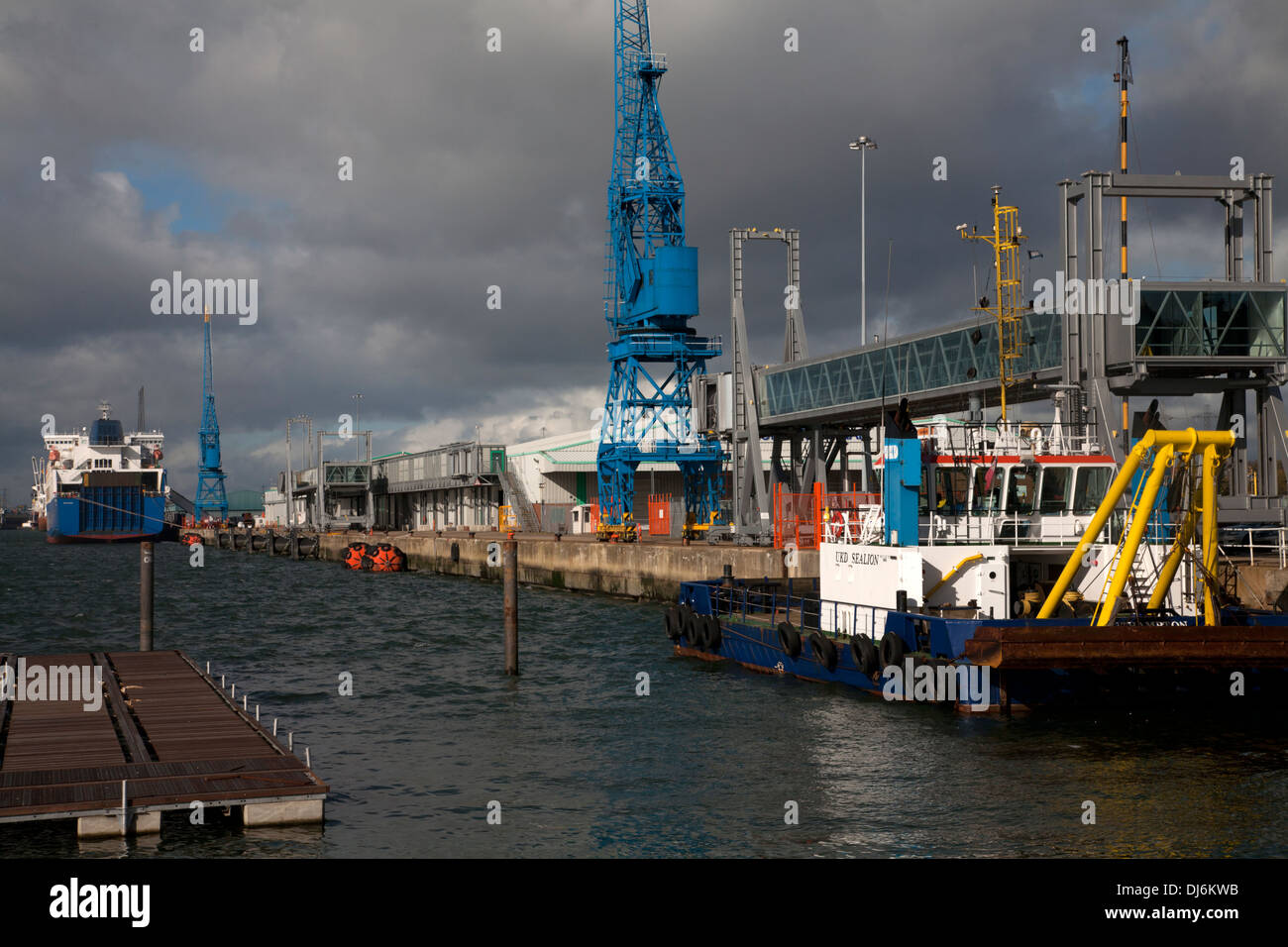 Southampton docks hampshire united kingdom hi-res stock photography and ...