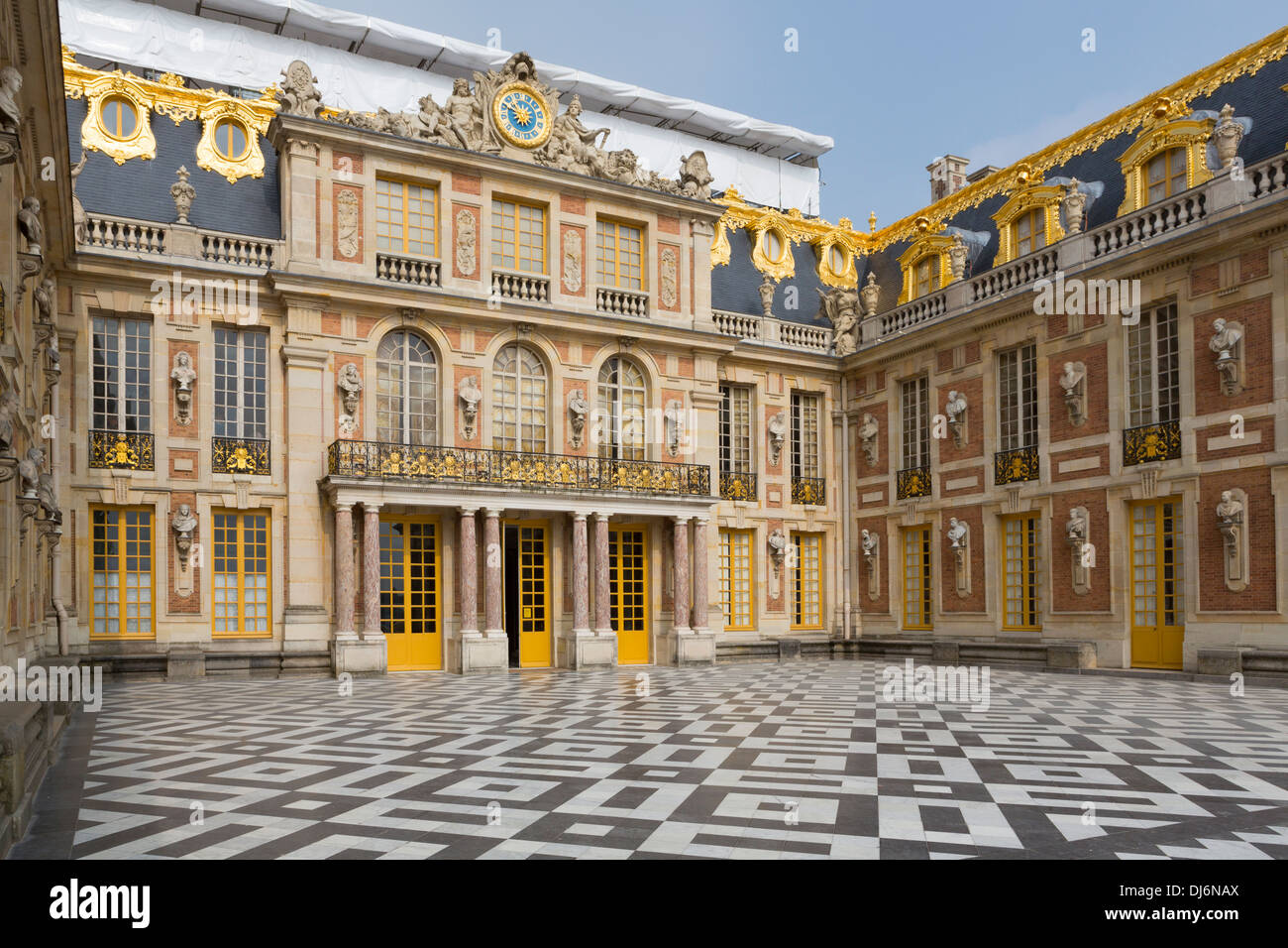 Grand entrance to the palace of Versailles in Paris, France Stock Photo ...