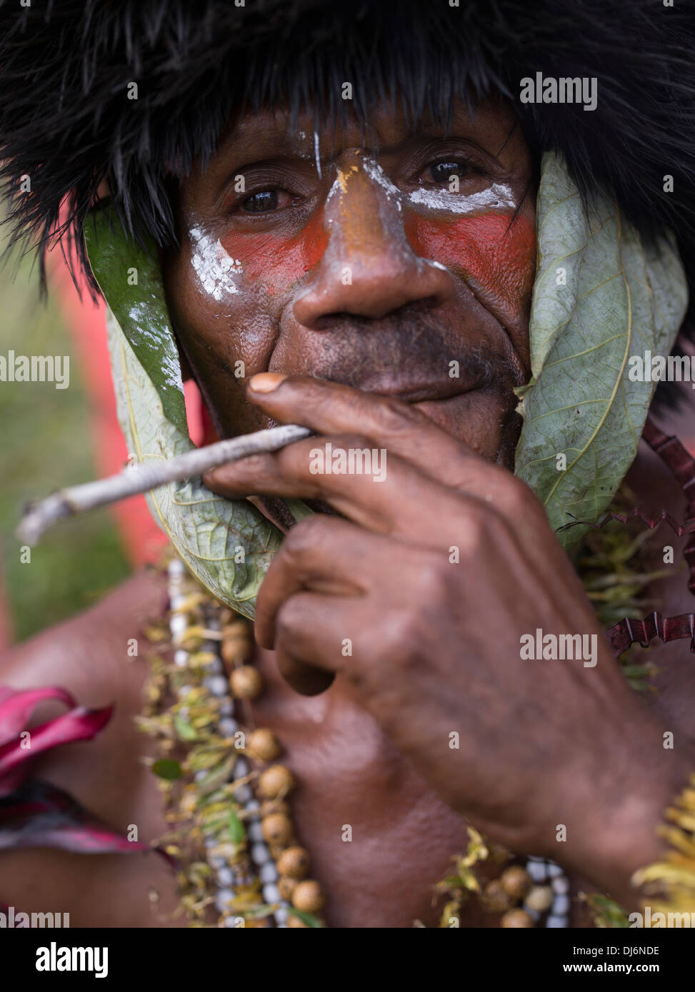 Hand rolled cigarette hi-res stock photography and images - Alamy