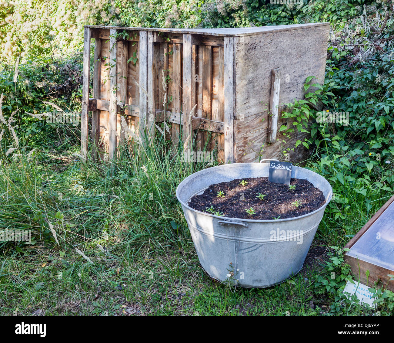 Zinc bath garden hi-res stock photography and images - Alamy