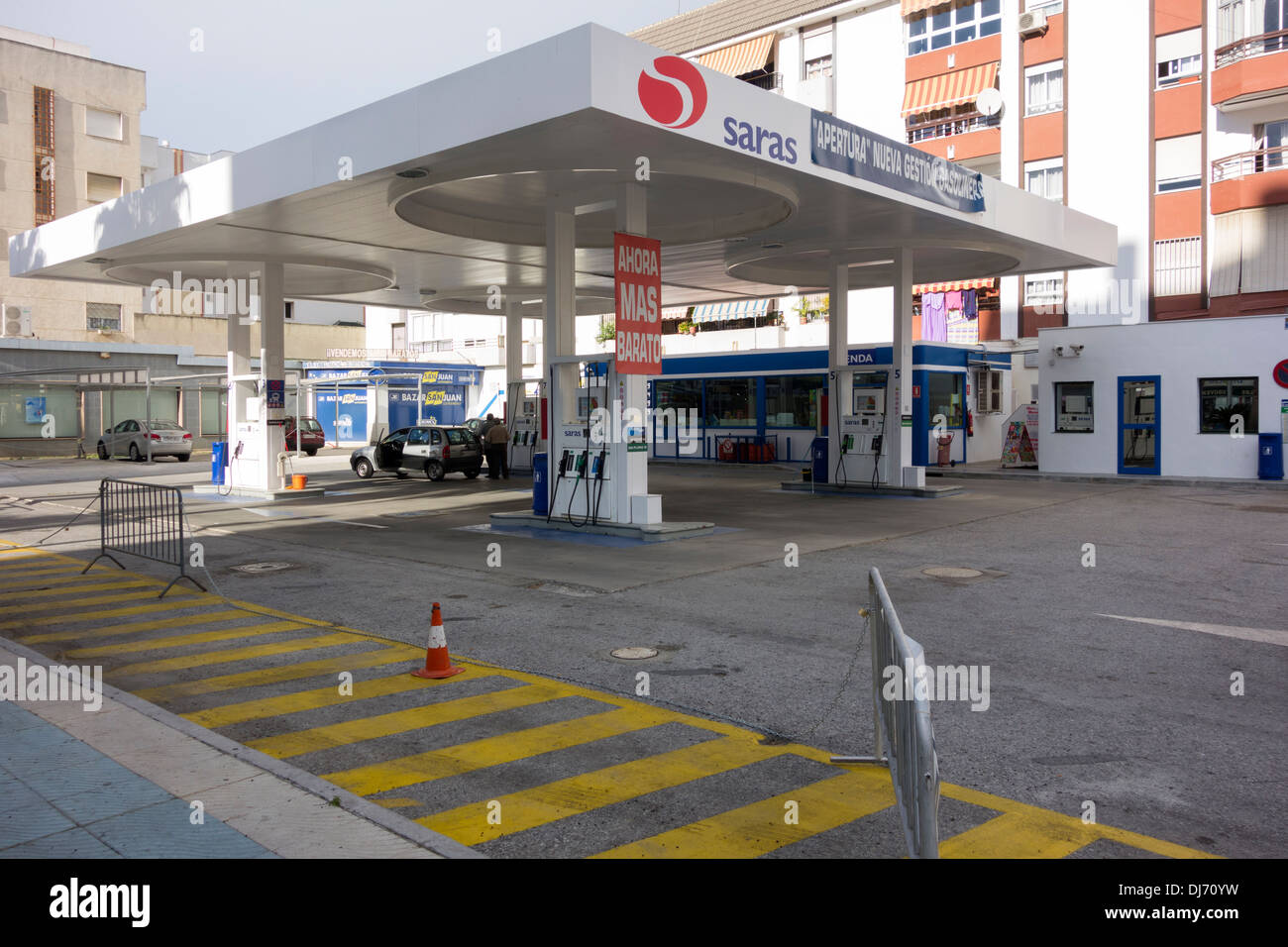 Fuel garage hi-res stock photography and images - Alamy