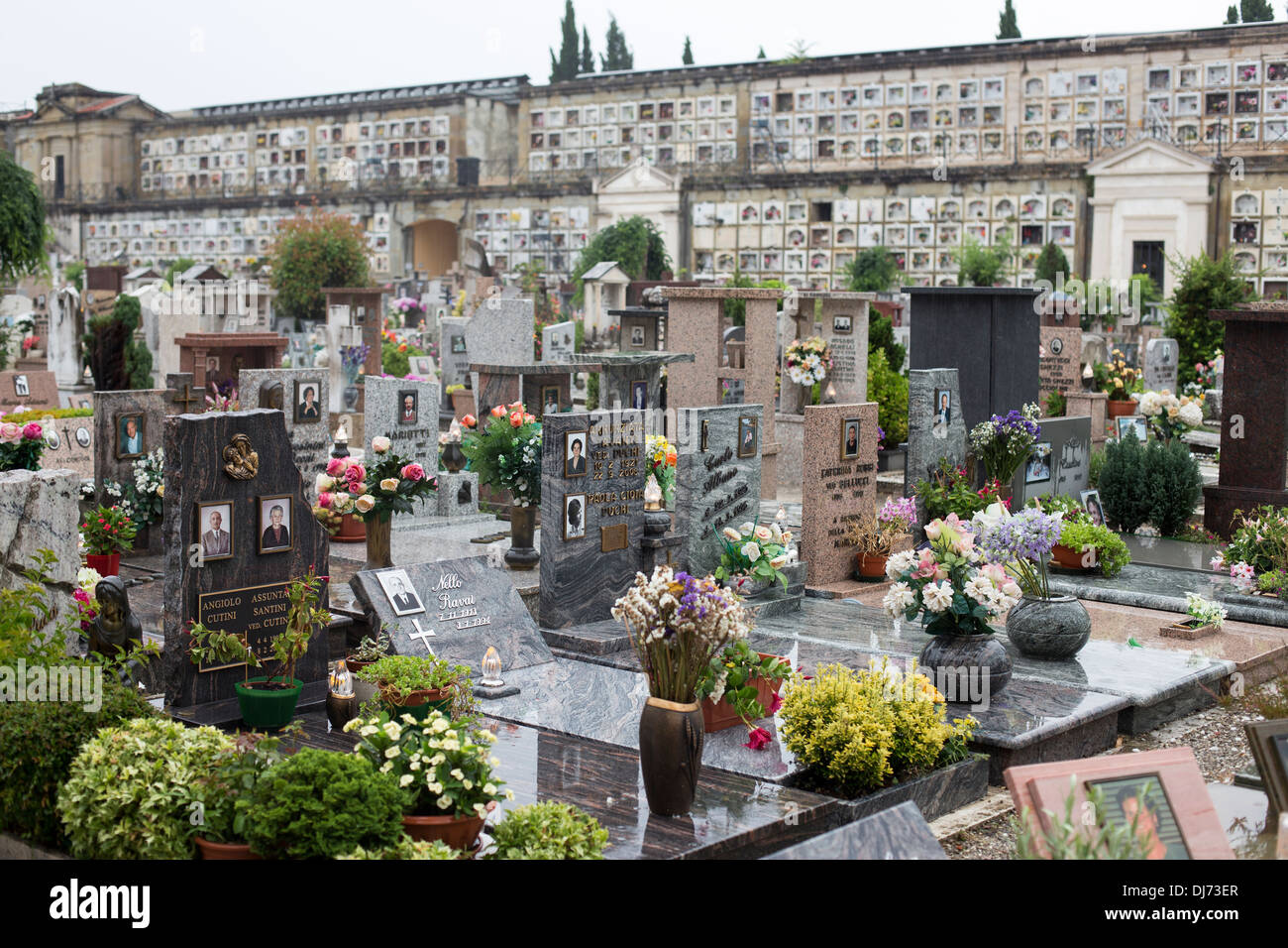 Graveyard symbolism hi-res stock photography and images - Alamy