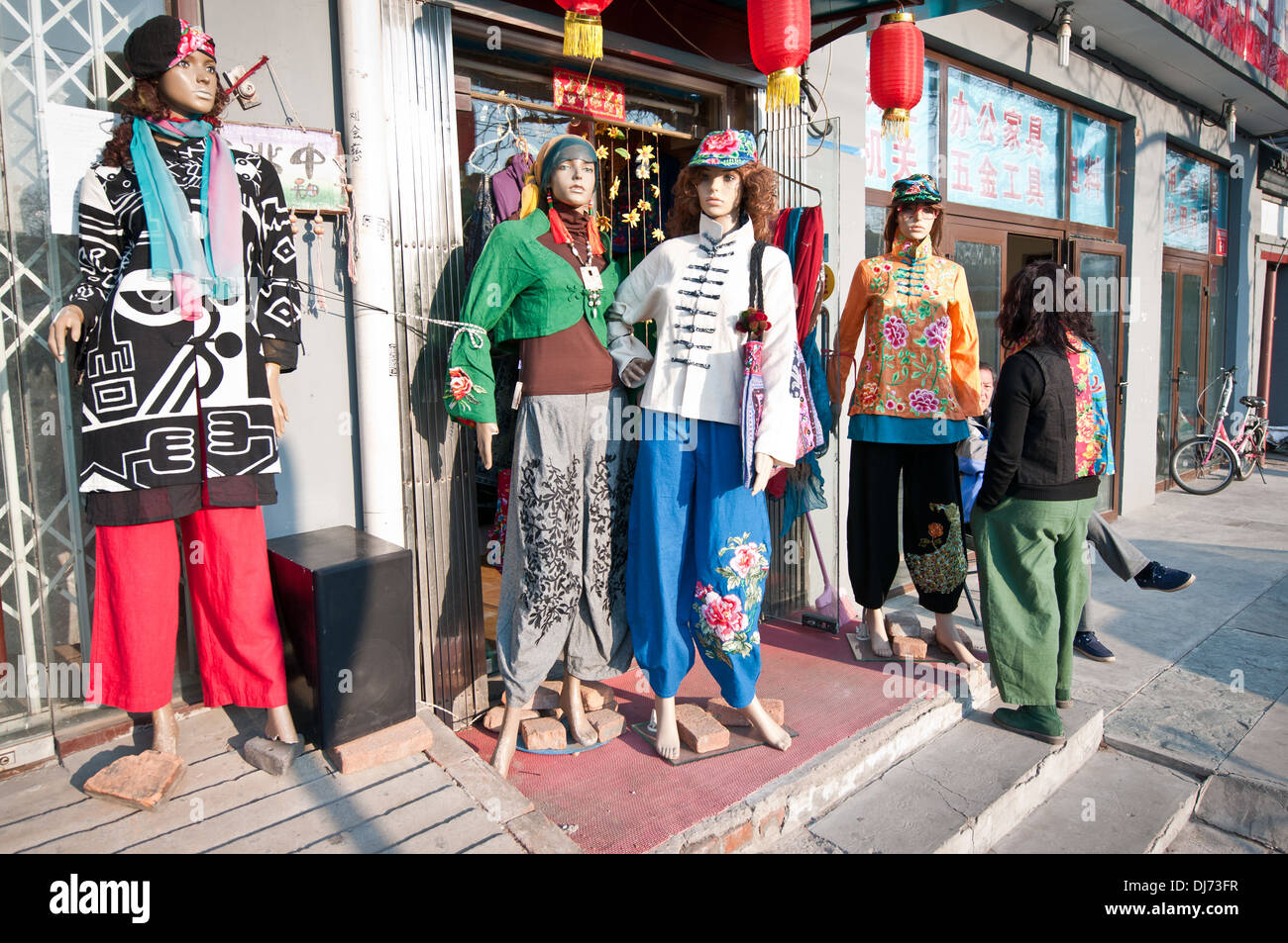 Traditional chinese clothes shop hi-res stock photography and images ...