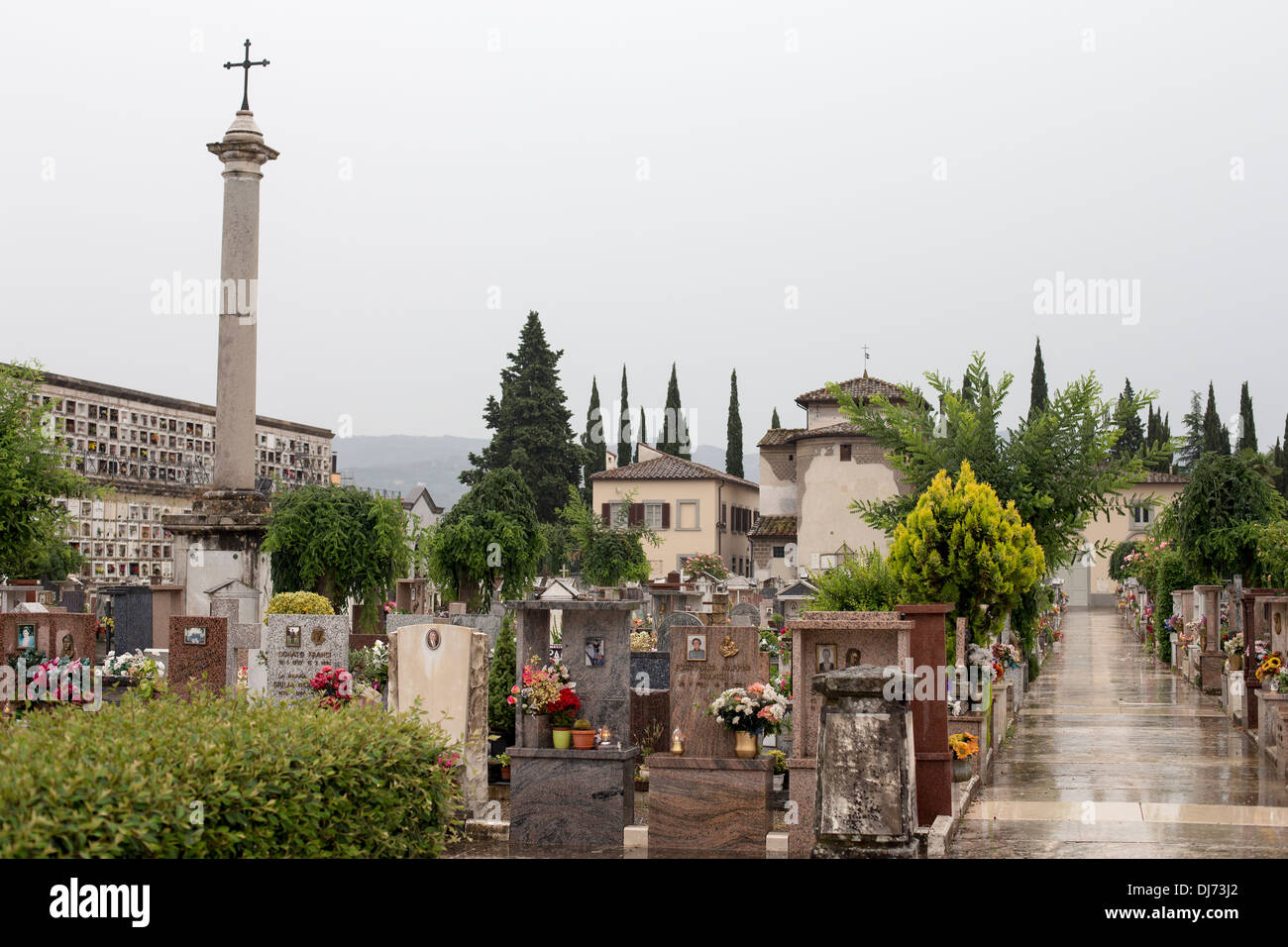 Tombstones in graveyard in arezzo hi-res stock photography and images ...
