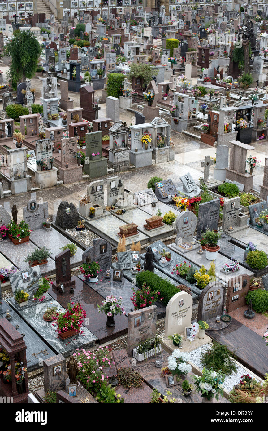 Tombstones in graveyard in arezzo hi-res stock photography and images ...