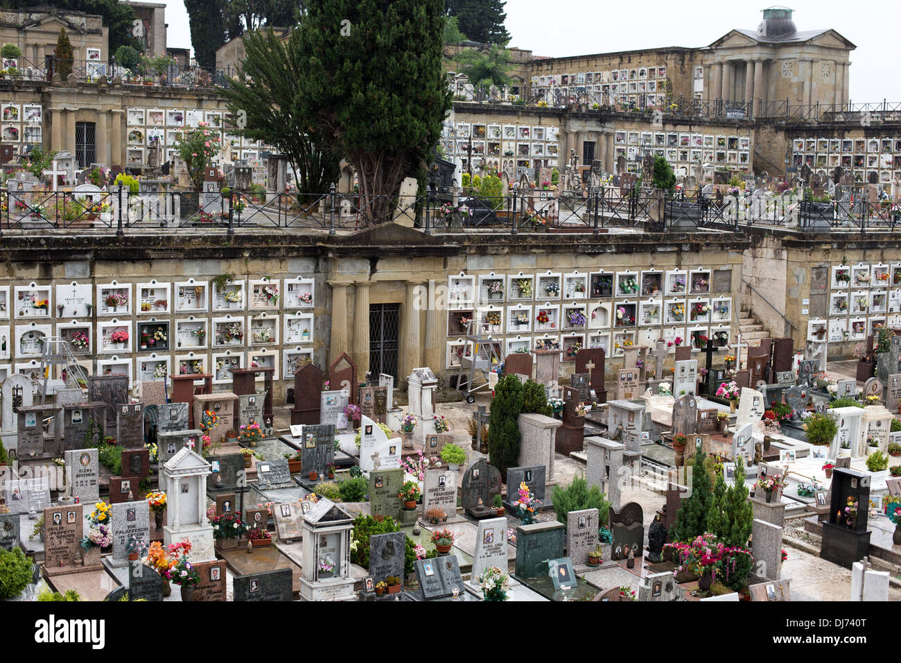 Italian wall cemetery tombstones hi-res stock photography and images ...
