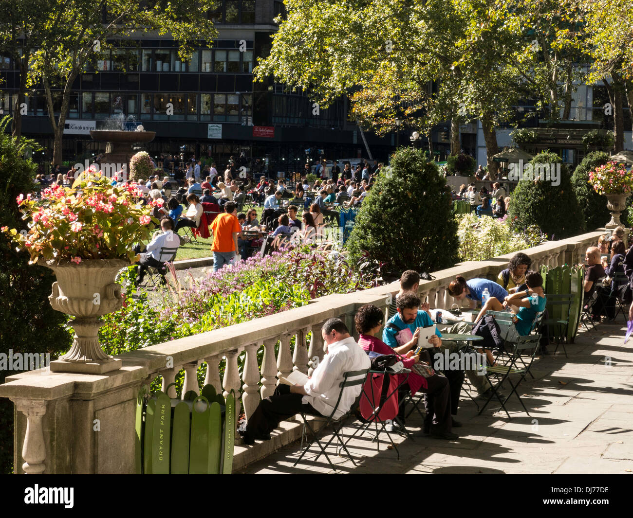 Bryant park people hi-res stock photography and images - Alamy