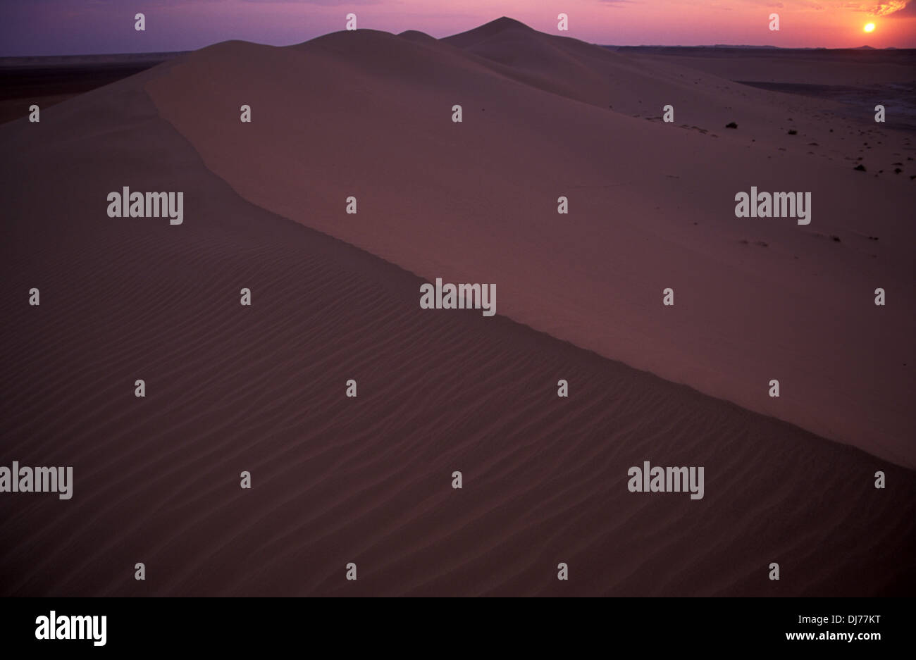 Sunset at the libyan desert outside Ghadames Stock Photo - Alamy