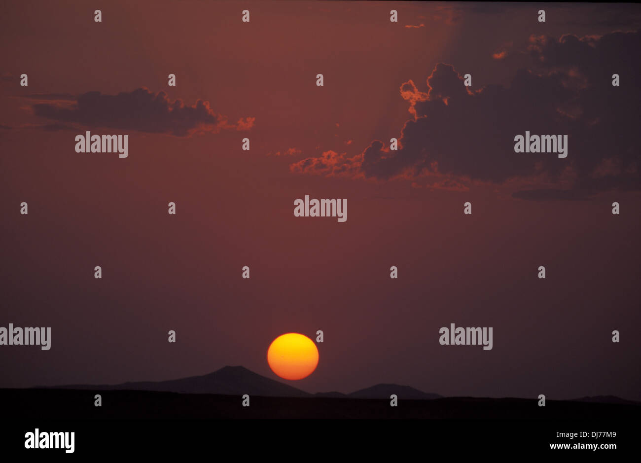 Sunset at the libyan desert outside Ghadames Stock Photo - Alamy