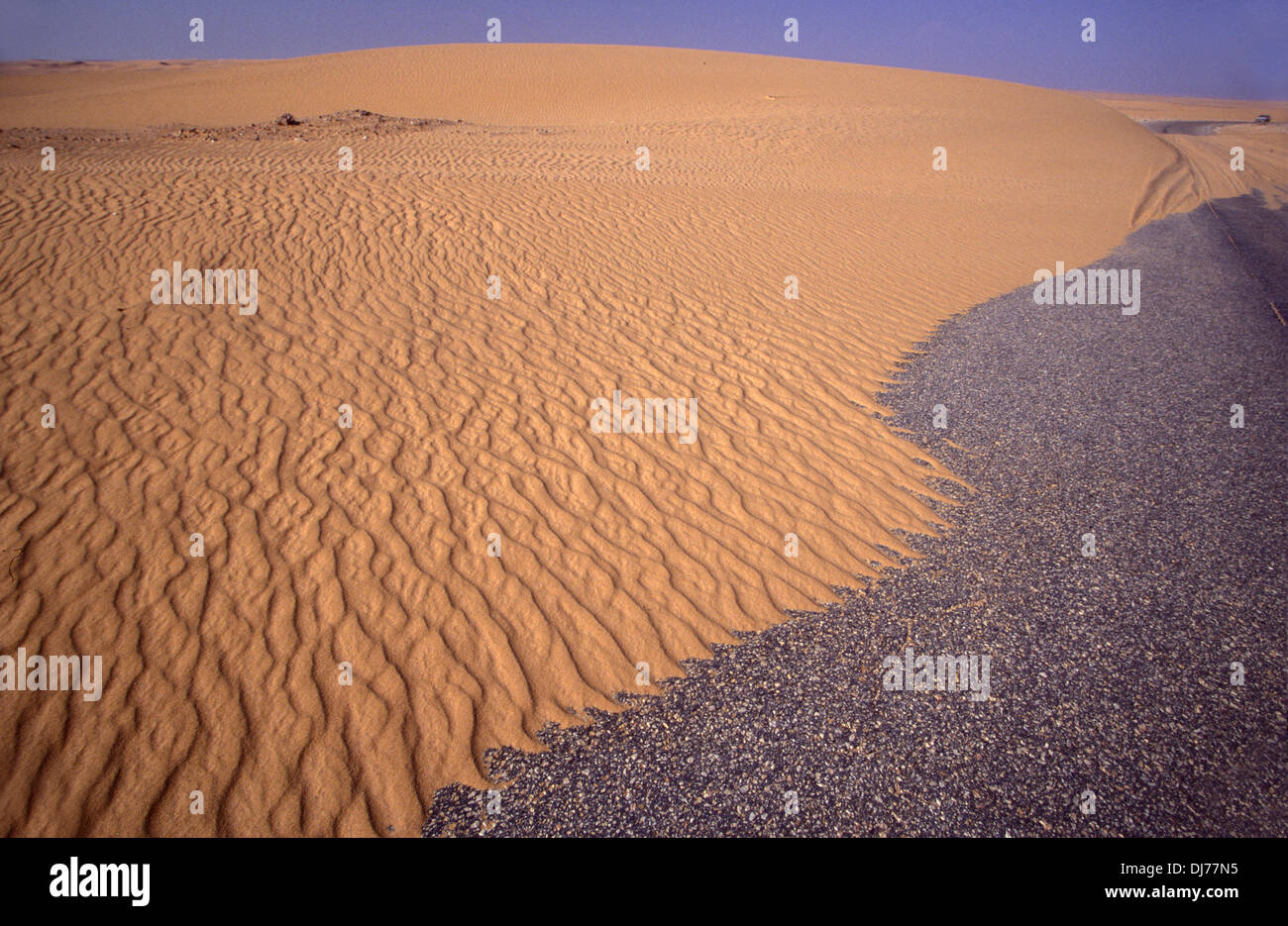 Sahara desert covering the Ghadames road of sand Stock Photo - Alamy