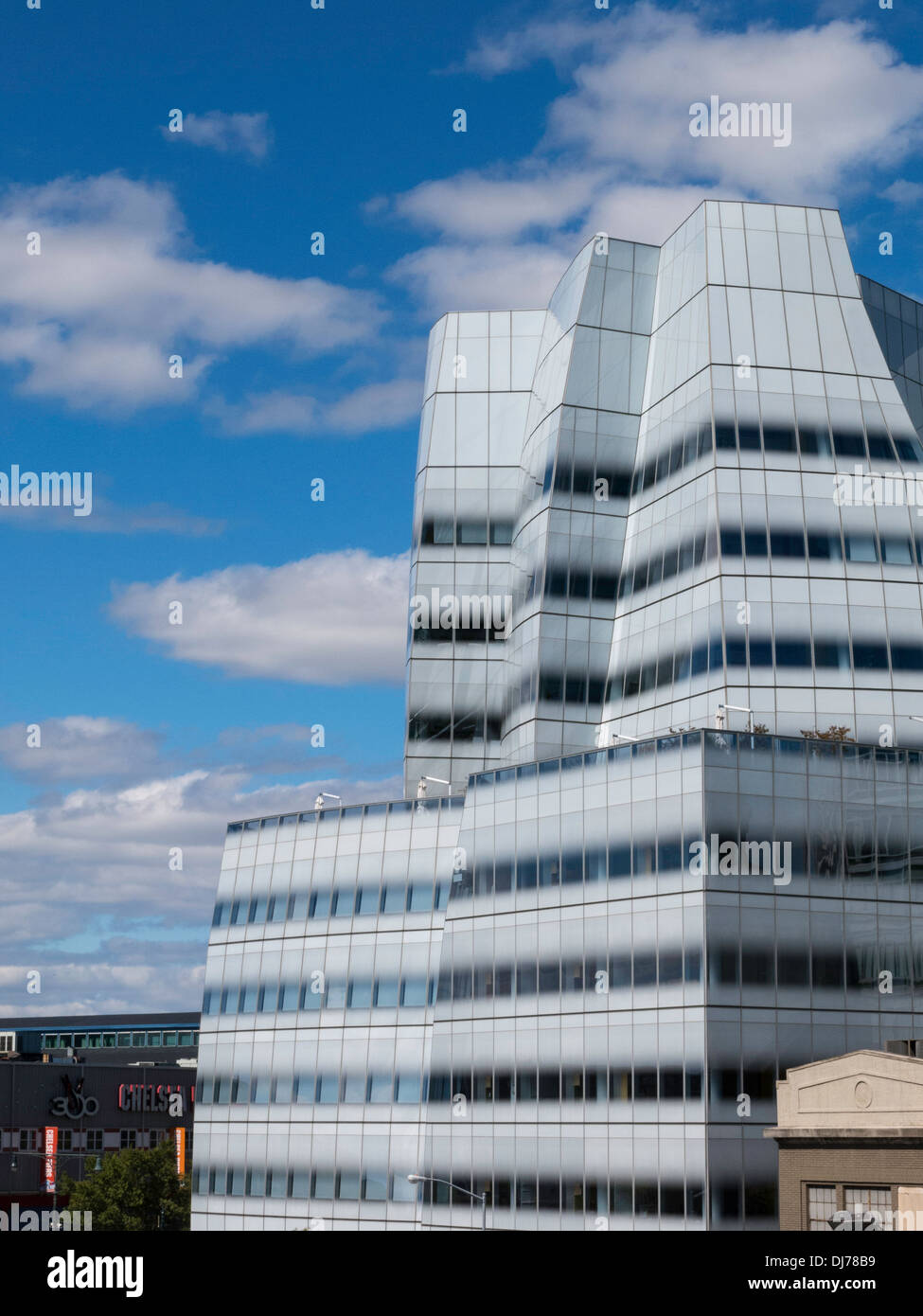 Frank gehry building hi-res stock photography and images - Alamy