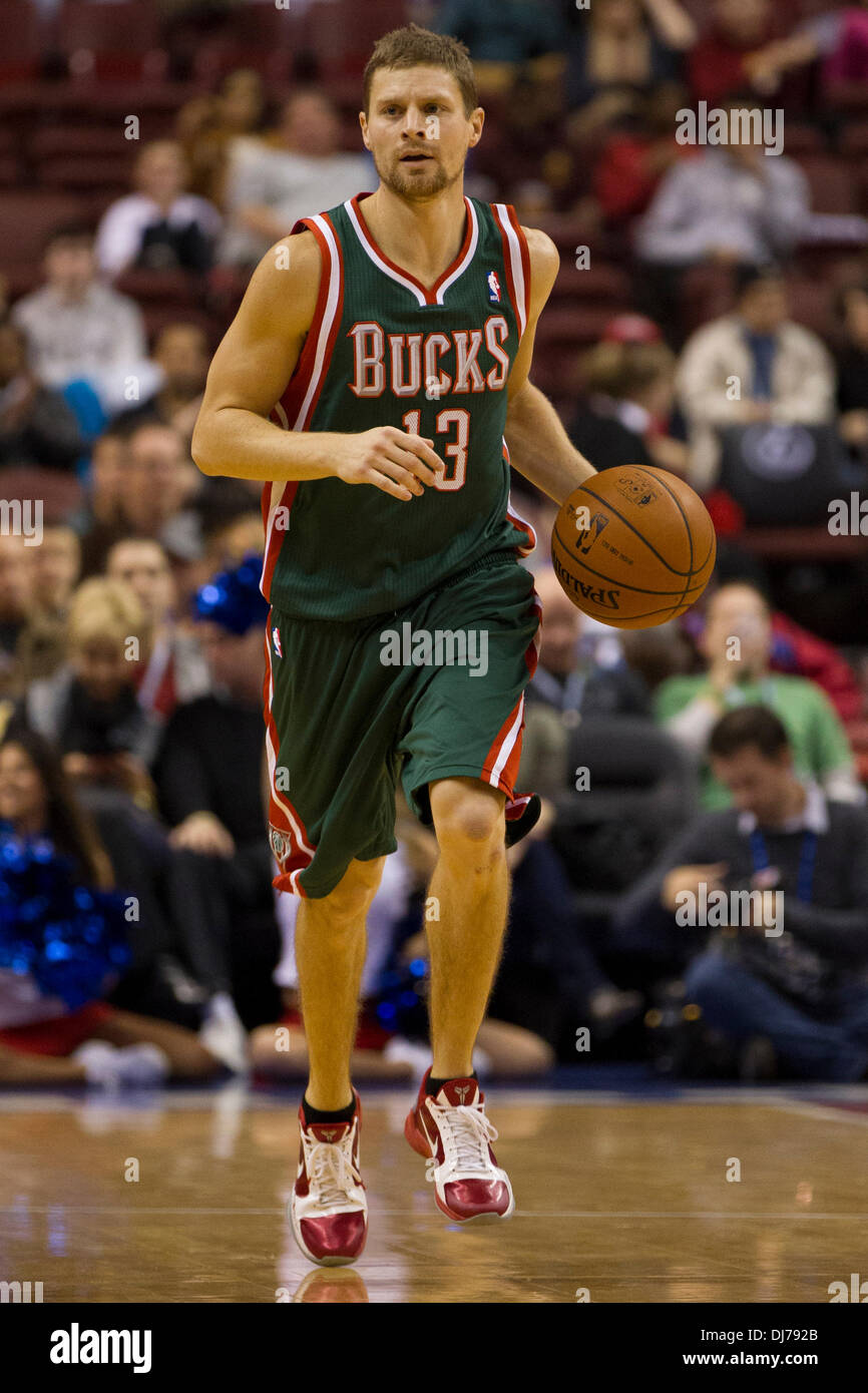 November 22, 2013: Milwaukee Bucks point guard Luke Ridnour (13) brings ...