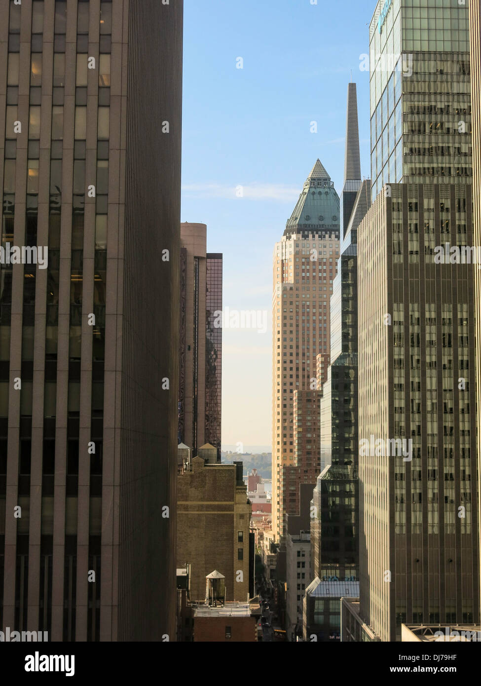 High rise canyon hi-res stock photography and images - Alamy