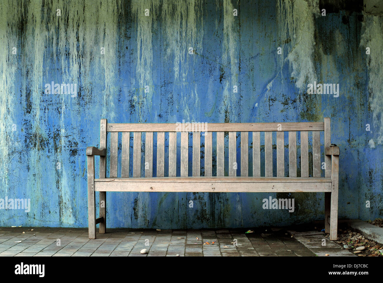 Wet paint bench hi-res stock photography and images - Alamy