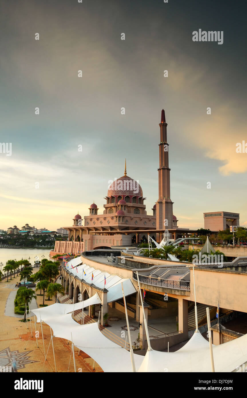 Sunset scene at Putra Mosque and Lake Putra at Putrajaya, Malaysia. It ...