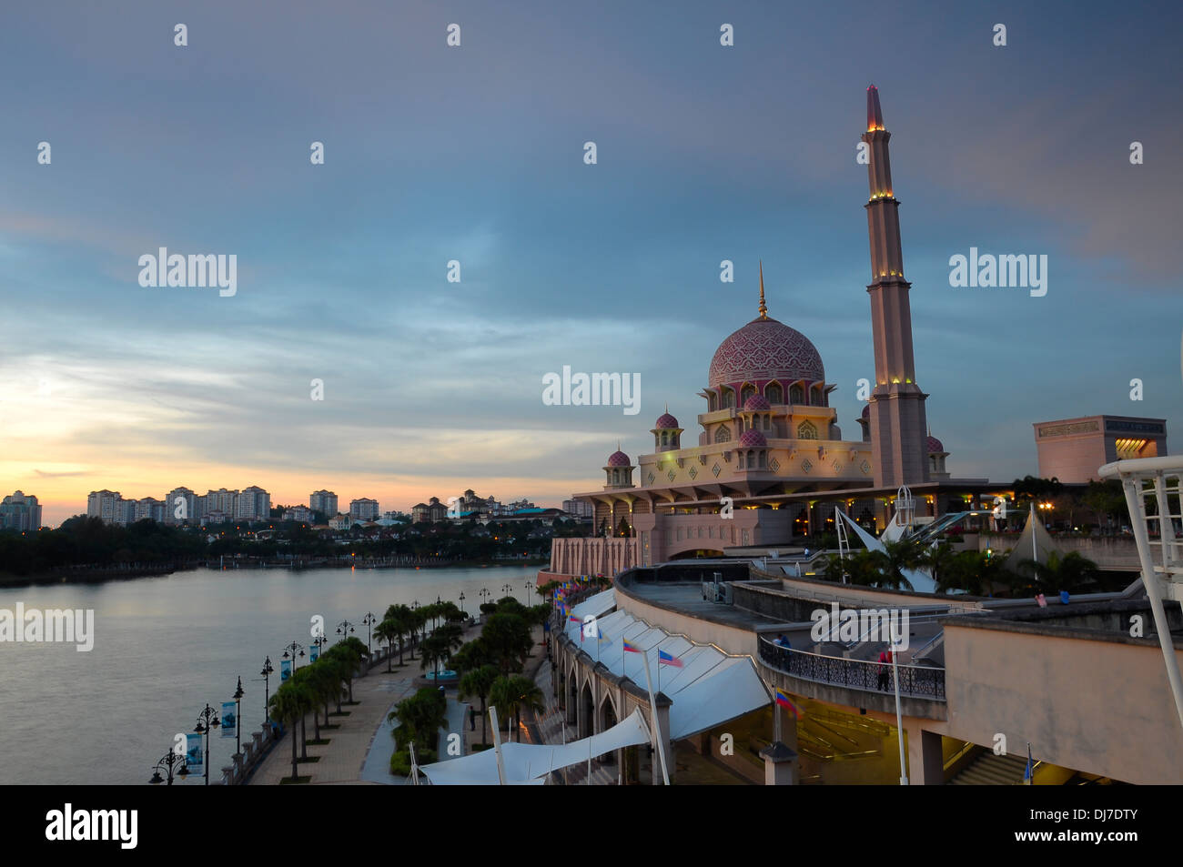 Sunset scene at Putra Mosque and Lake Putra at Putrajaya, Malaysia. It ...