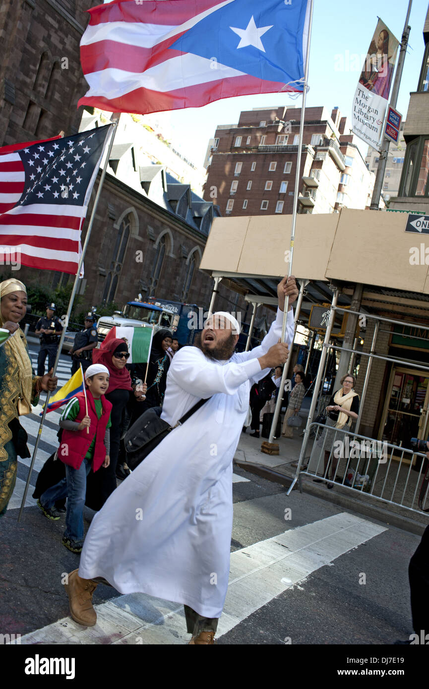 People at puerto rican parade hi-res stock photography and images - Alamy