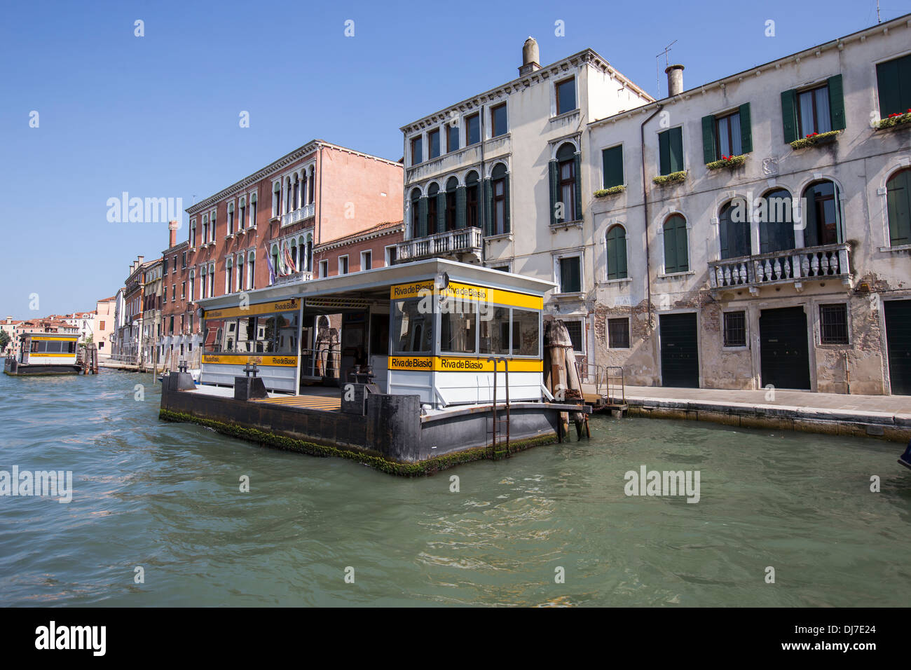 Water bus stop hi-res stock photography and images - Alamy