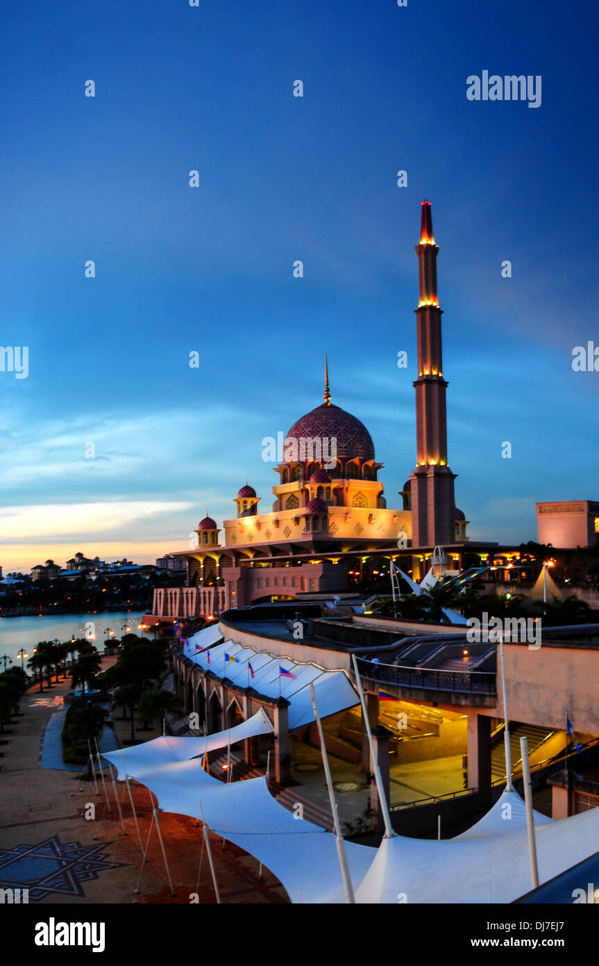 Sunset scene at Putra Mosque and Lake Putra at Putrajaya, Malaysia. It ...