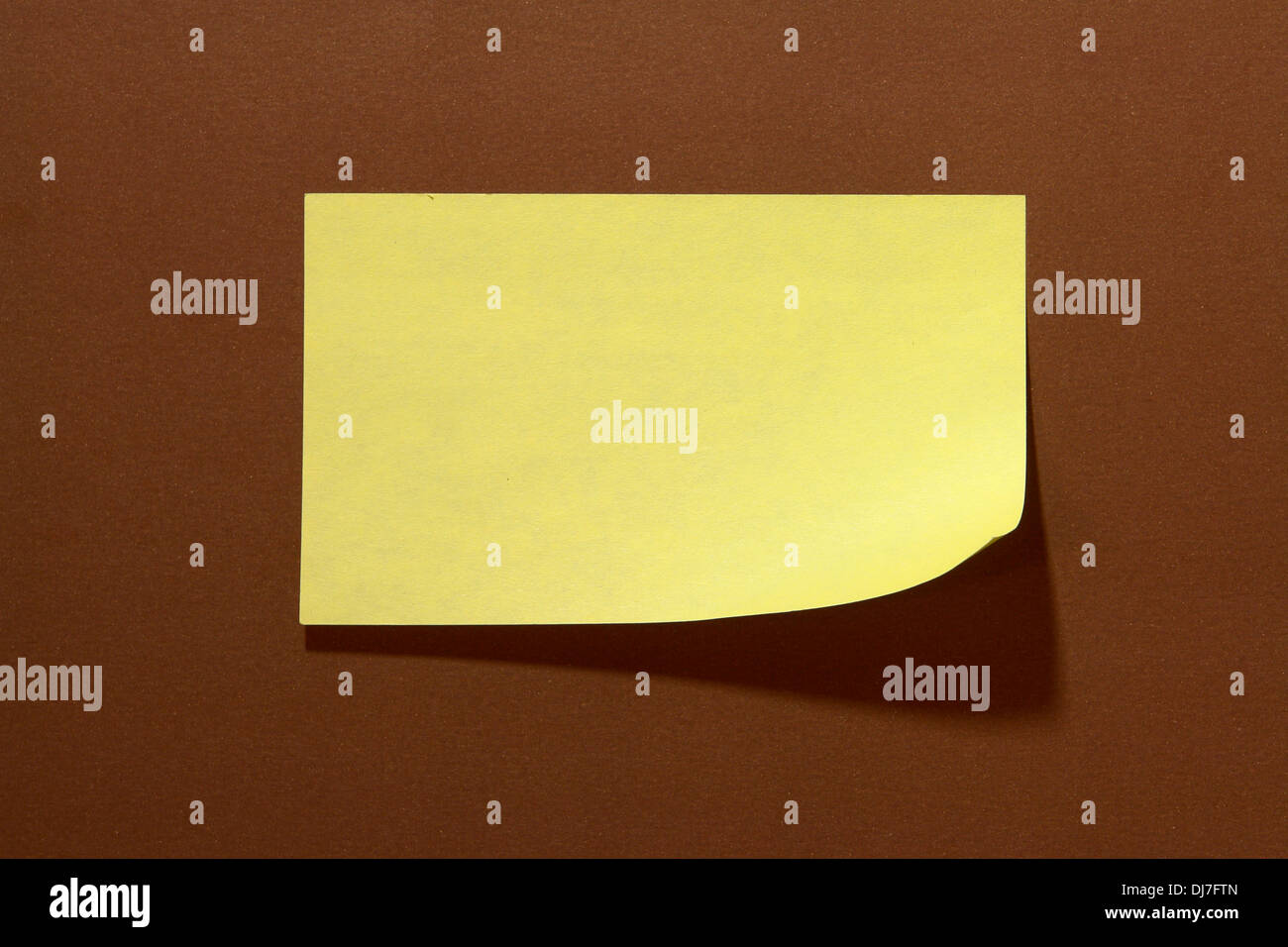 Single wide Post-it on brown background Stock Photo - Alamy