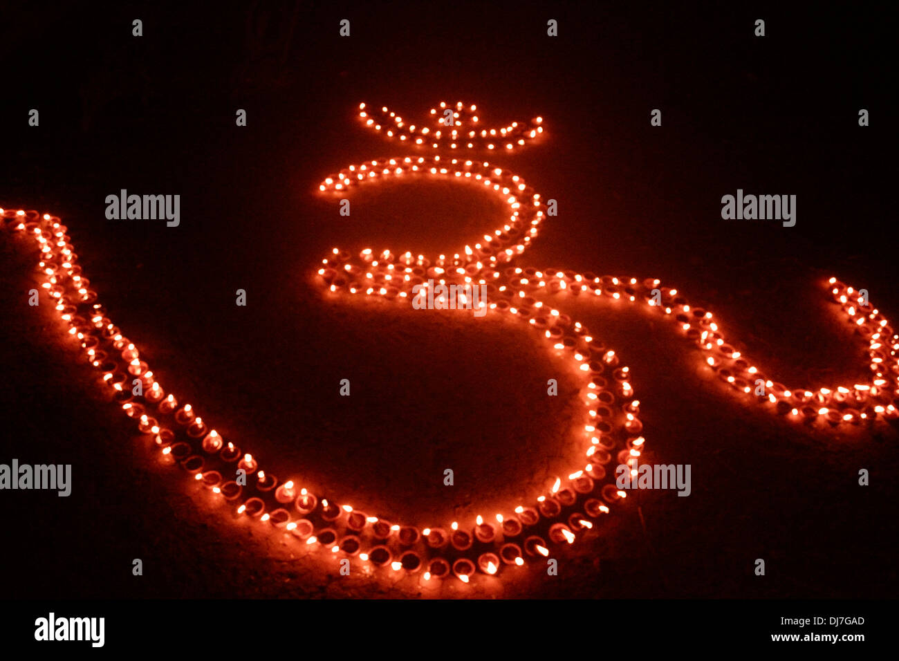 Gold hindu om icon hi-res stock photography and images - Alamy