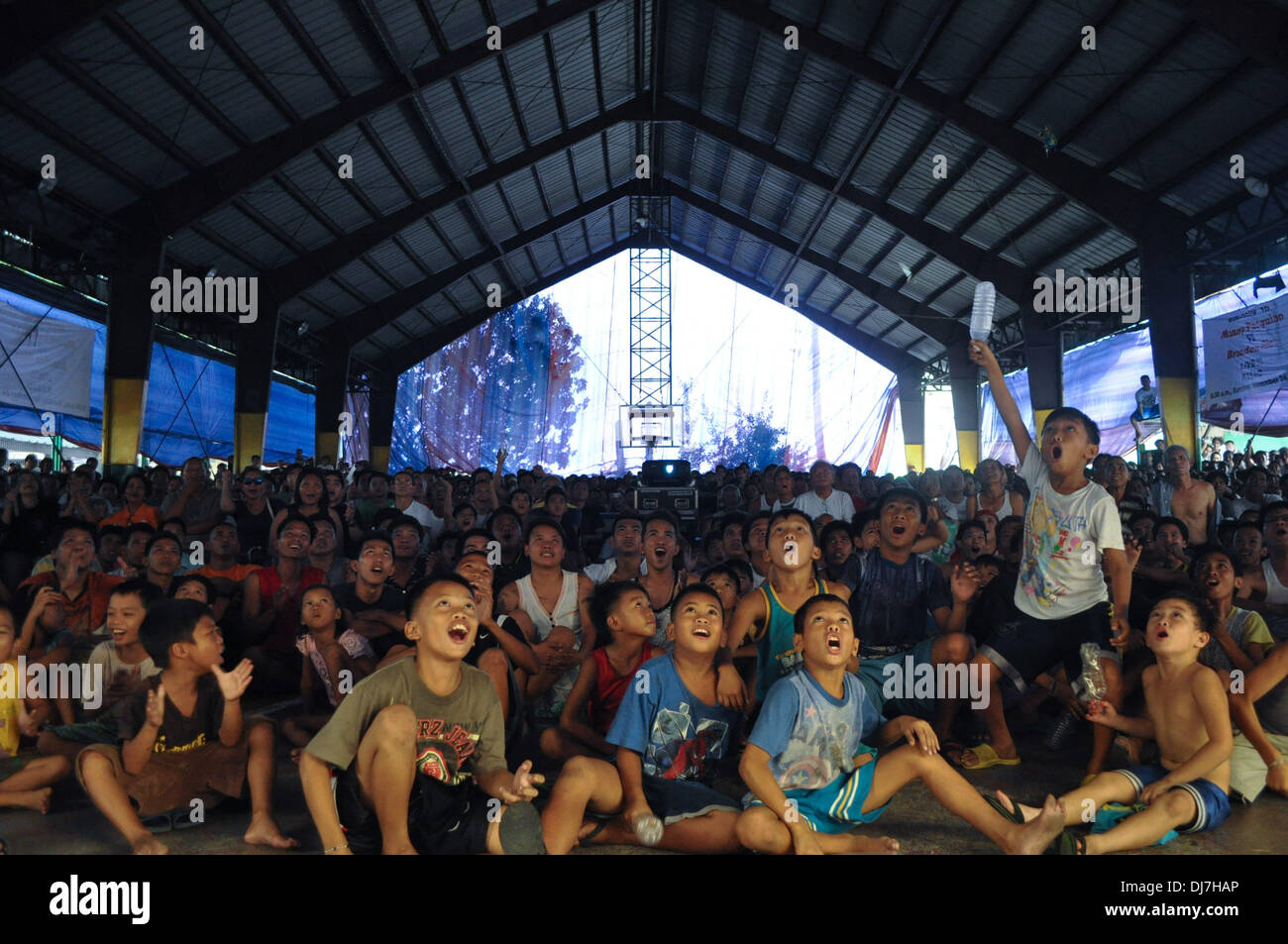 Manila, Philippines. 24th Nov, 2013. Filipino fans cheer during the ...