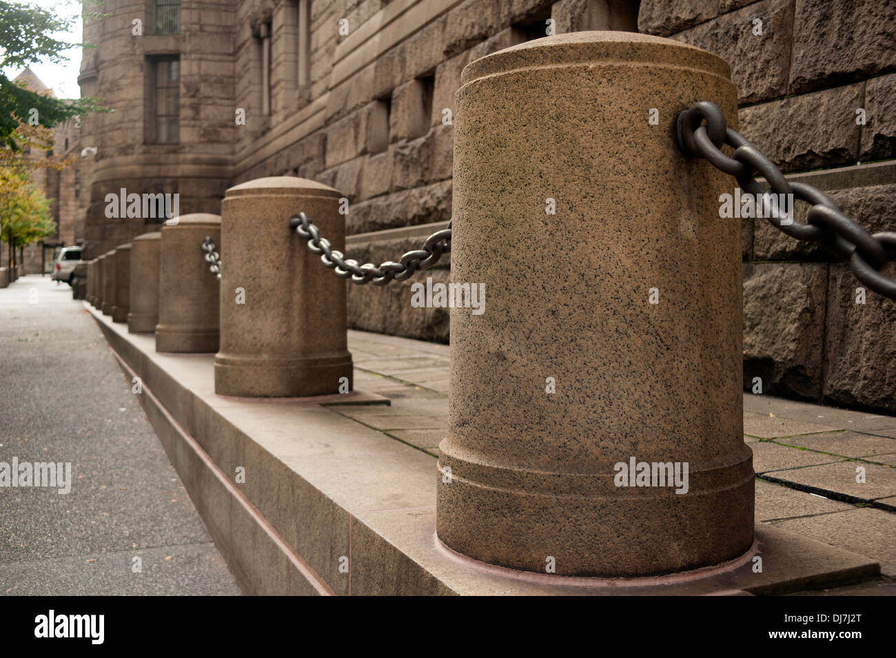 Fencing bollard chain, Pittsburgh, Pennsylvania, USA Stock Photo - Alamy