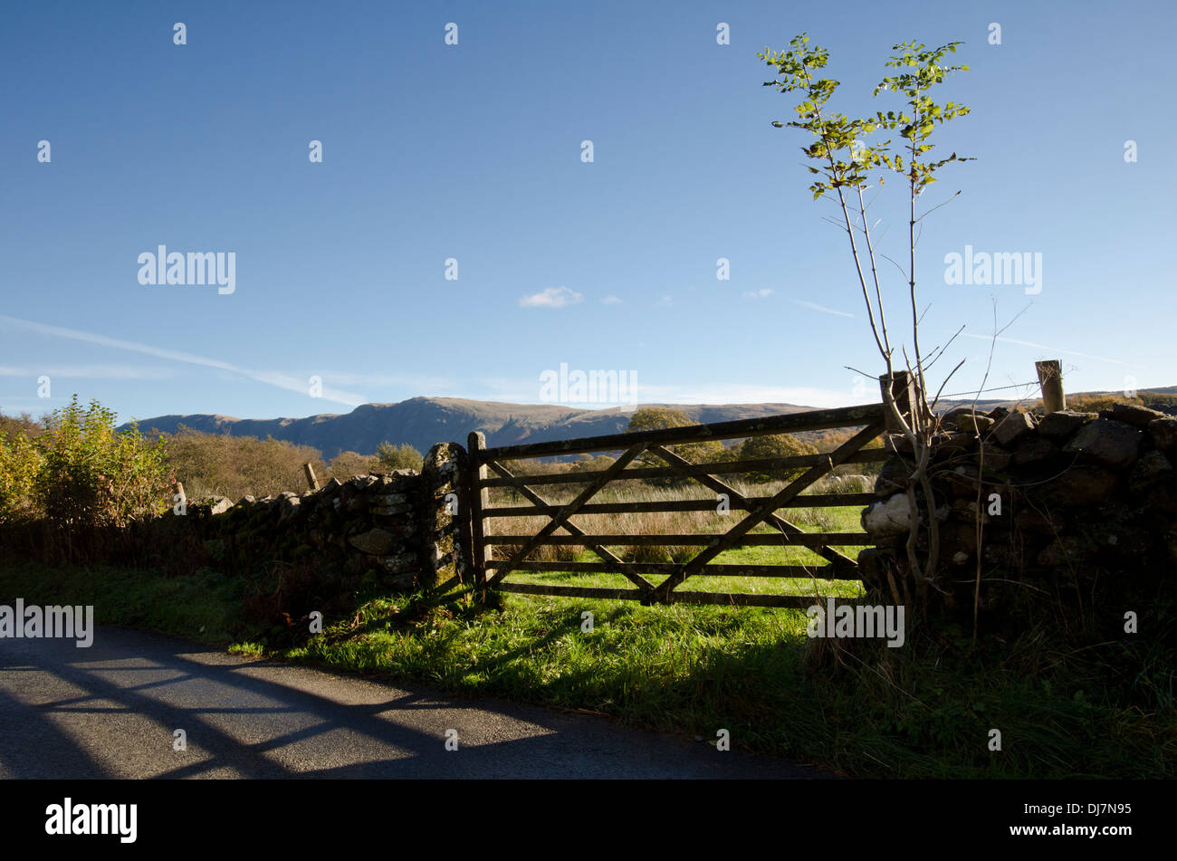 Wooden gate over road hi-res stock photography and images - Alamy
