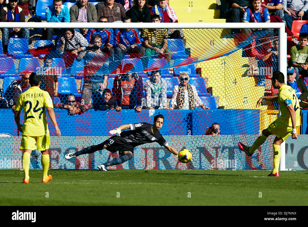 Valencia, Spain. 24th Nov, 2013. Midfielder Bruno (R) of Villareal CF ...