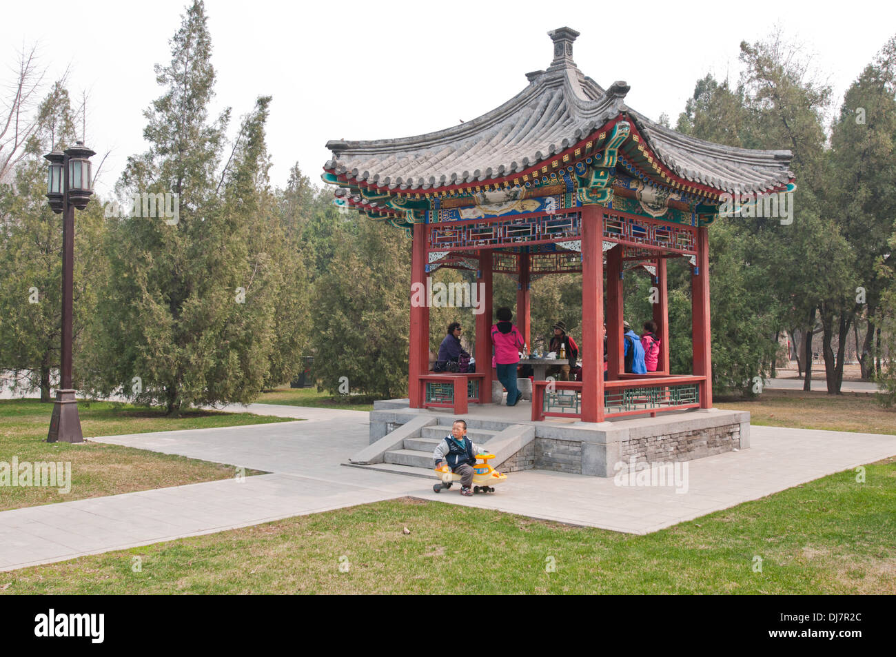 Small wooden pavilion in Temple of the Earth area (also called Ditan ...
