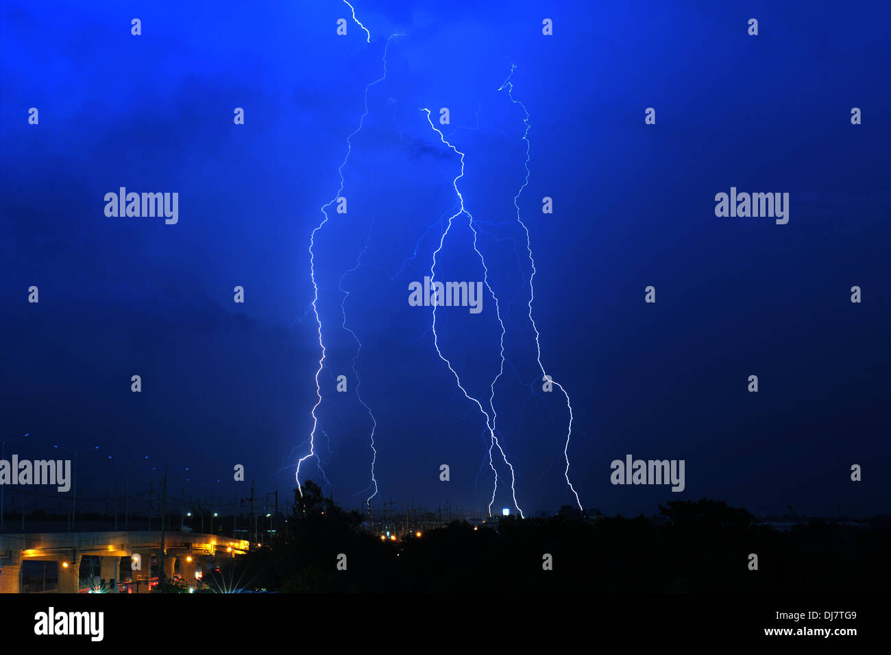 Night violence hi-res stock photography and images - Alamy